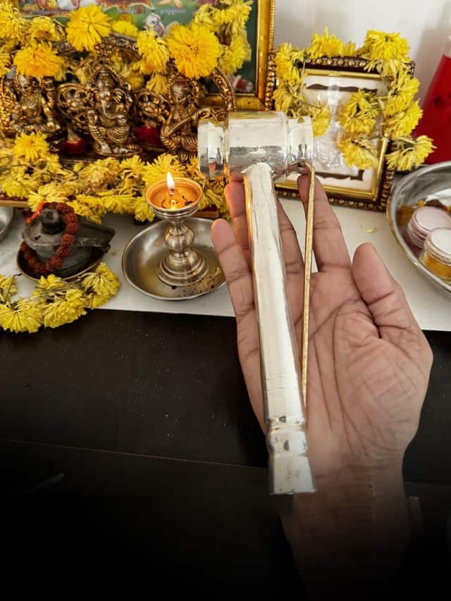 इस चांदी के हथौड़े और सोने की छेनी से बनी राम लला की मूर्ति