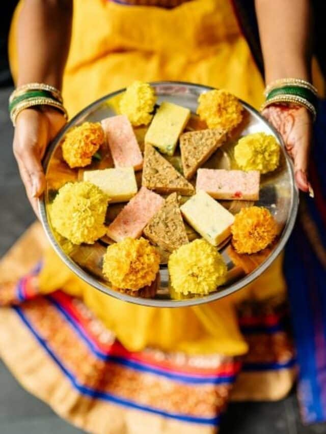 दिवाली के दिन घर पर बनाएं ये मिठाइयां