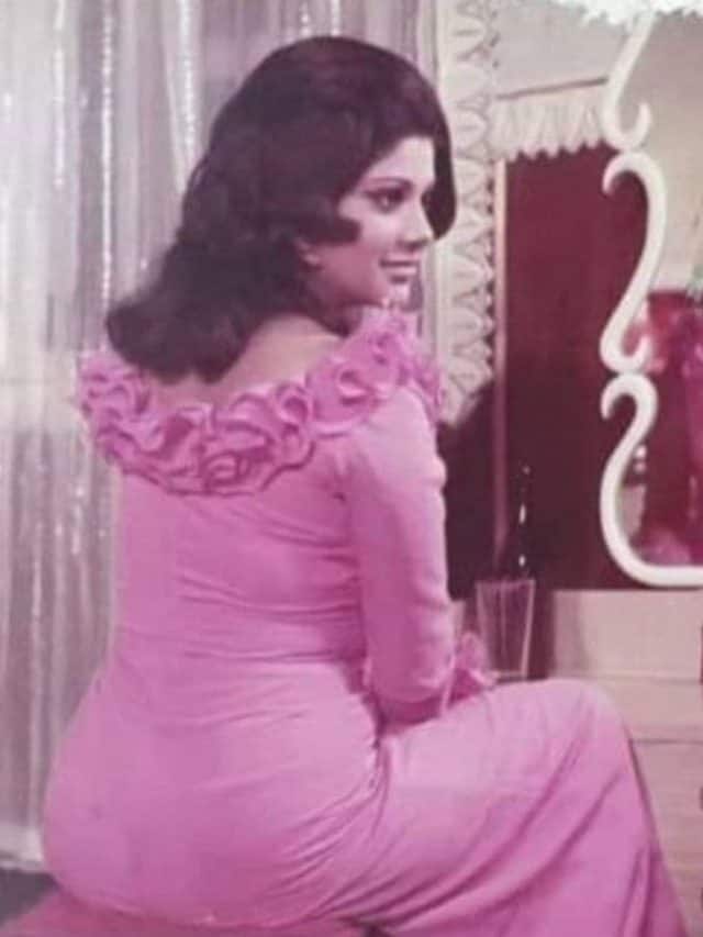 Deepika Padukone Hits Camera Hides Baby Bump - આ શું! દીપિકા પાદુકોણ ...