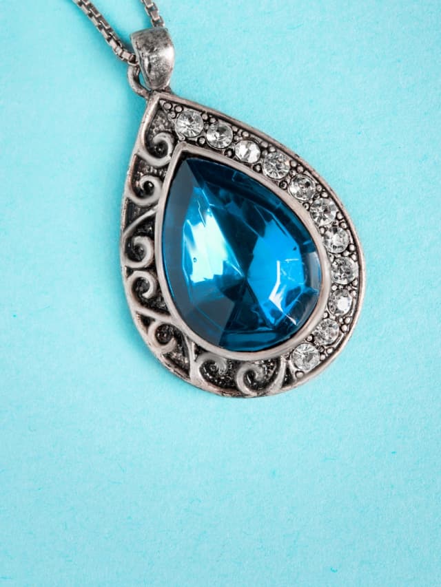 7 Benefits of Wearing Neelam Stone as per Astrology