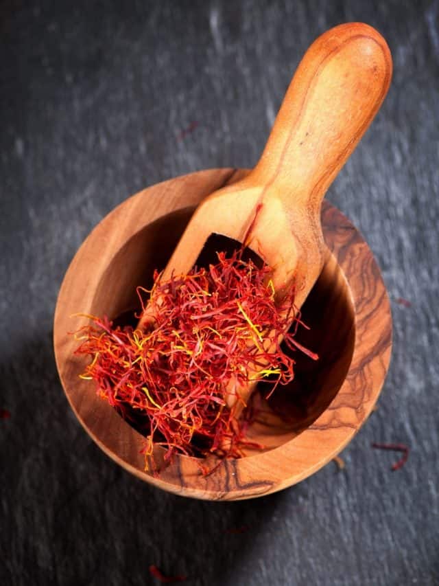 10 benefits of saffron for skin: Reduce acne, wrinkles, dryness