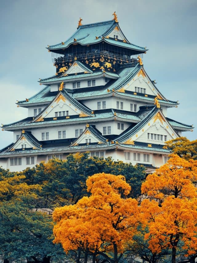 10 Largest Castles In The World That You Must Visit