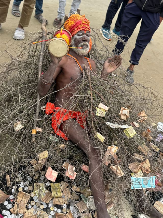 Maha Kumbh में कांटो वाले बाबा का वीडियो वायरल