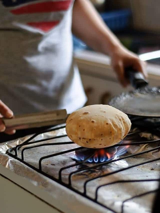 घर की बरकत बनाए रखनी हो, तो रोटी बनाते समय इन 2 बातों का ध्यान रखना है ...